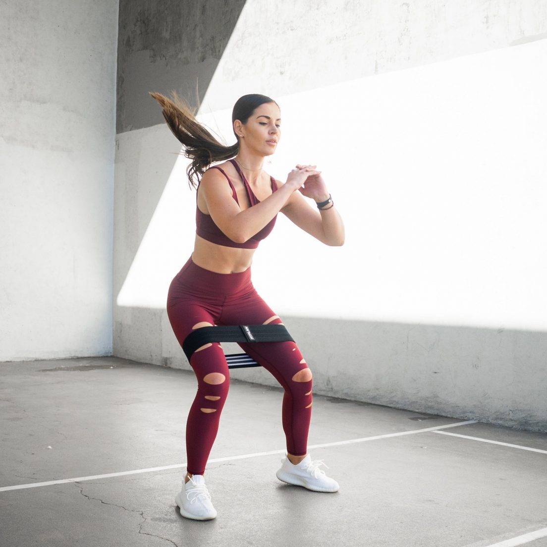 How to Do Resistance Band Squats (5 Variations) - Fitplan Blog